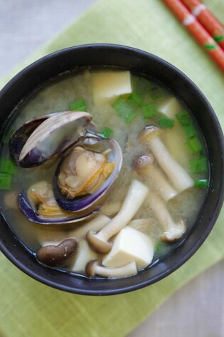 Asari Miso Soup (Miso Soup with Clams) - Rasa Malaysia
