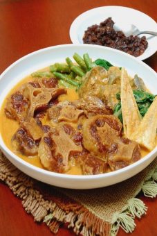 Kare Kare (The Best Filipino Oxtail Stew Recipe!) - Rasa Malaysia